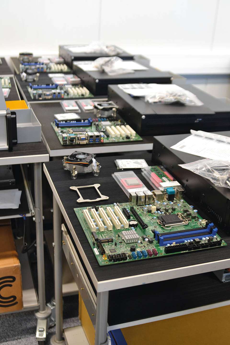 Firmenrundgang: Hinter den Kulissen der Industrie-PC-Produktion