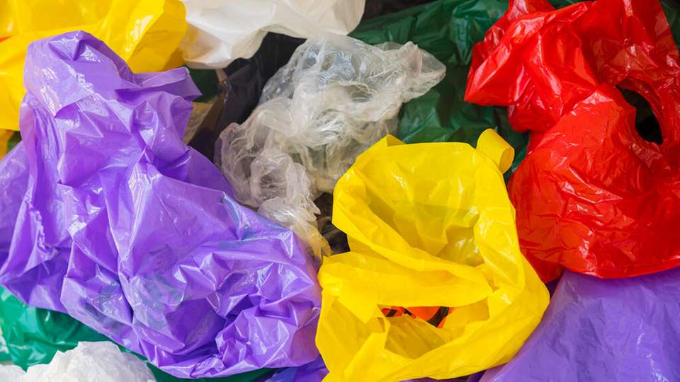 Plastikabfall durch neu entwickelte Biokatalysatoren abbauen