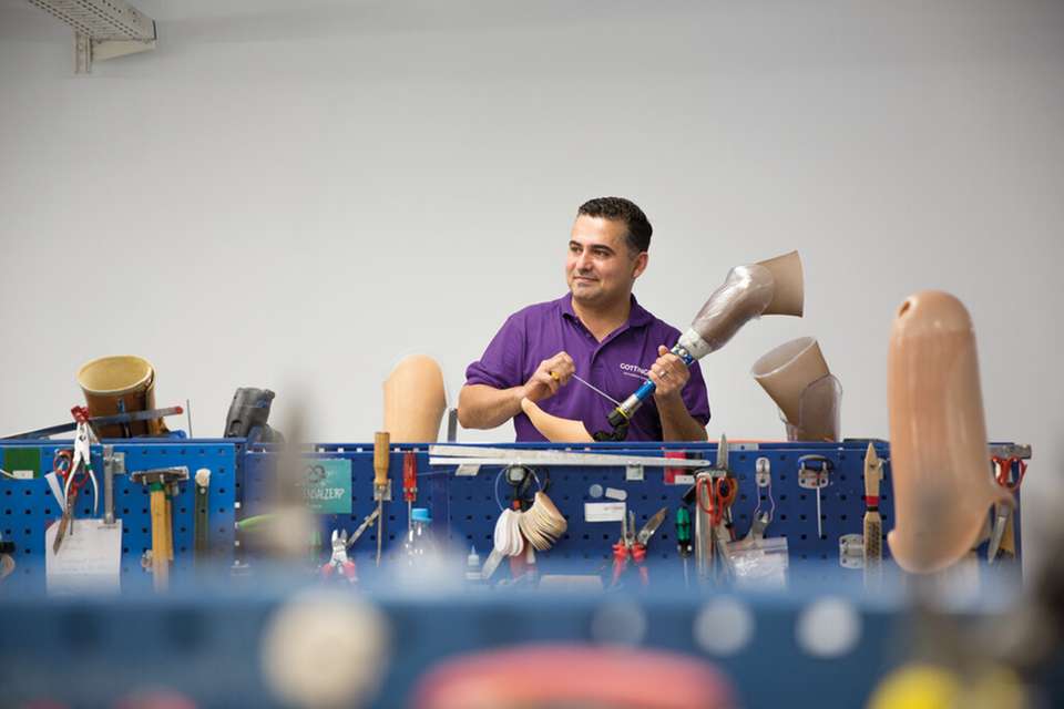 Was Klebstoff in Prothesen alles leisten muss